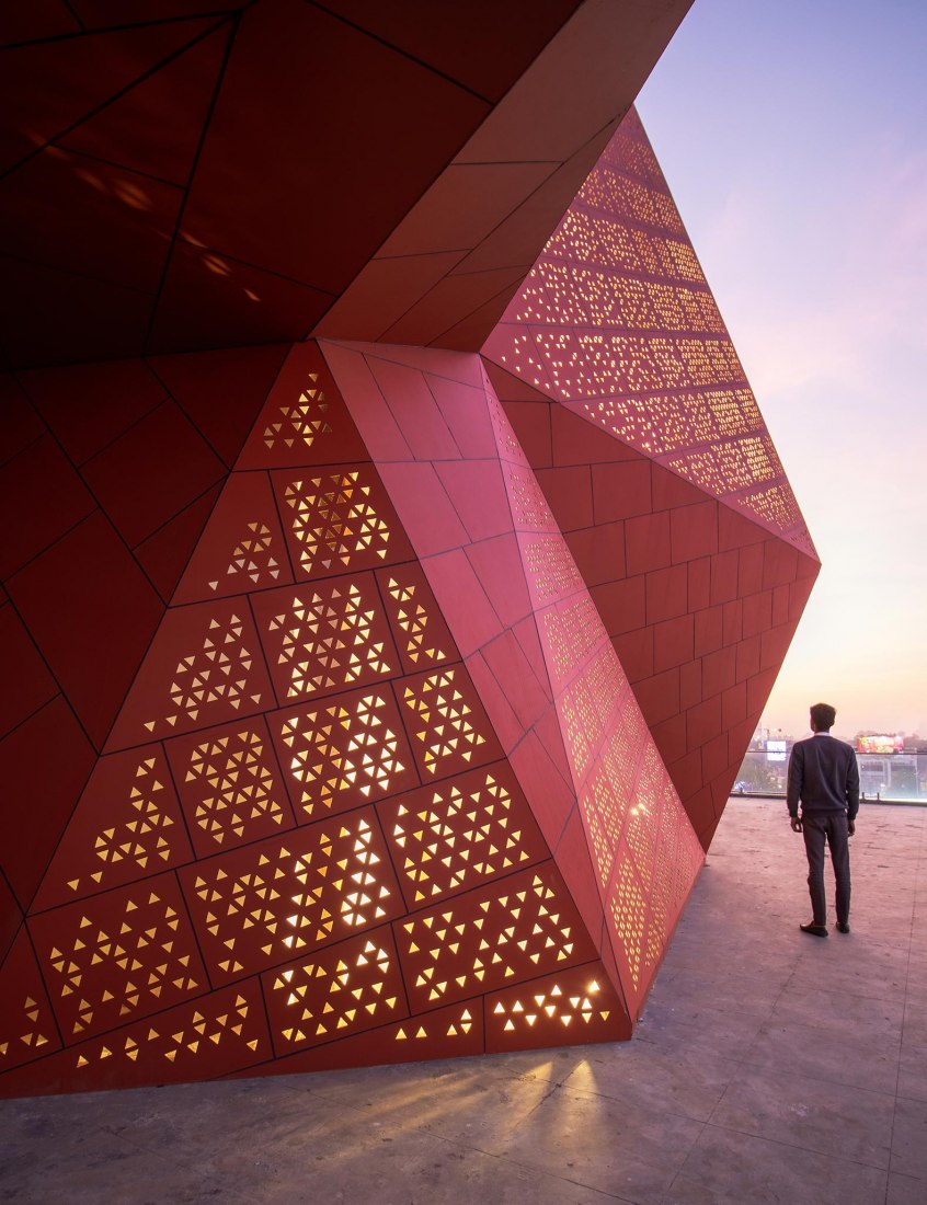Yuxtaposición de color, volumen y geometría. Edificio Stellar por ...