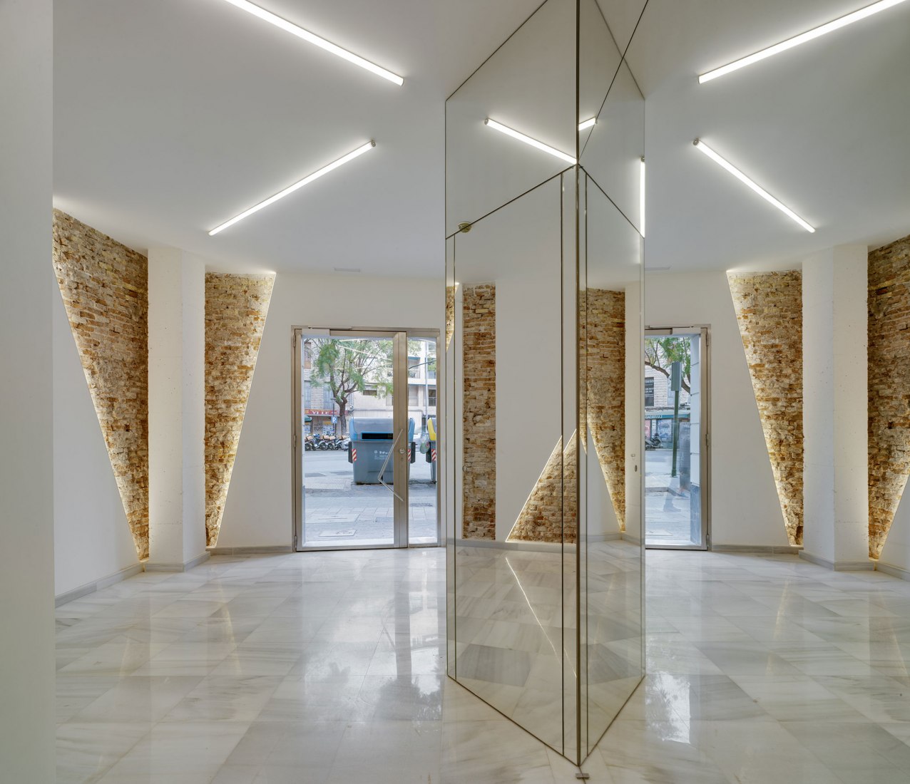 "Priscas novissima exaltar et amor". Baltasar Building by Santa-Cruz ...