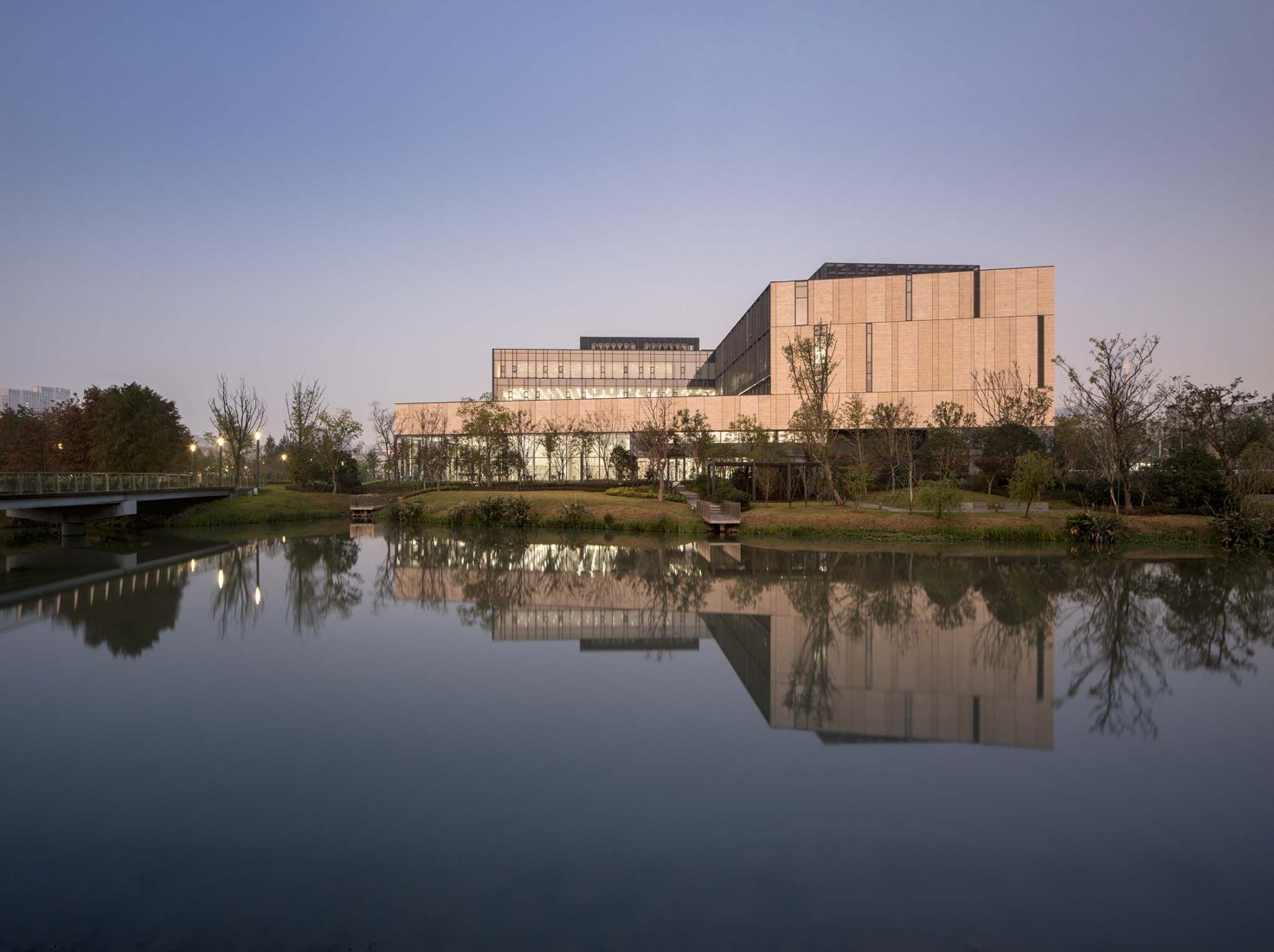 An elegant blend of cultural functions. Ningbo New Library by Schmidt ...