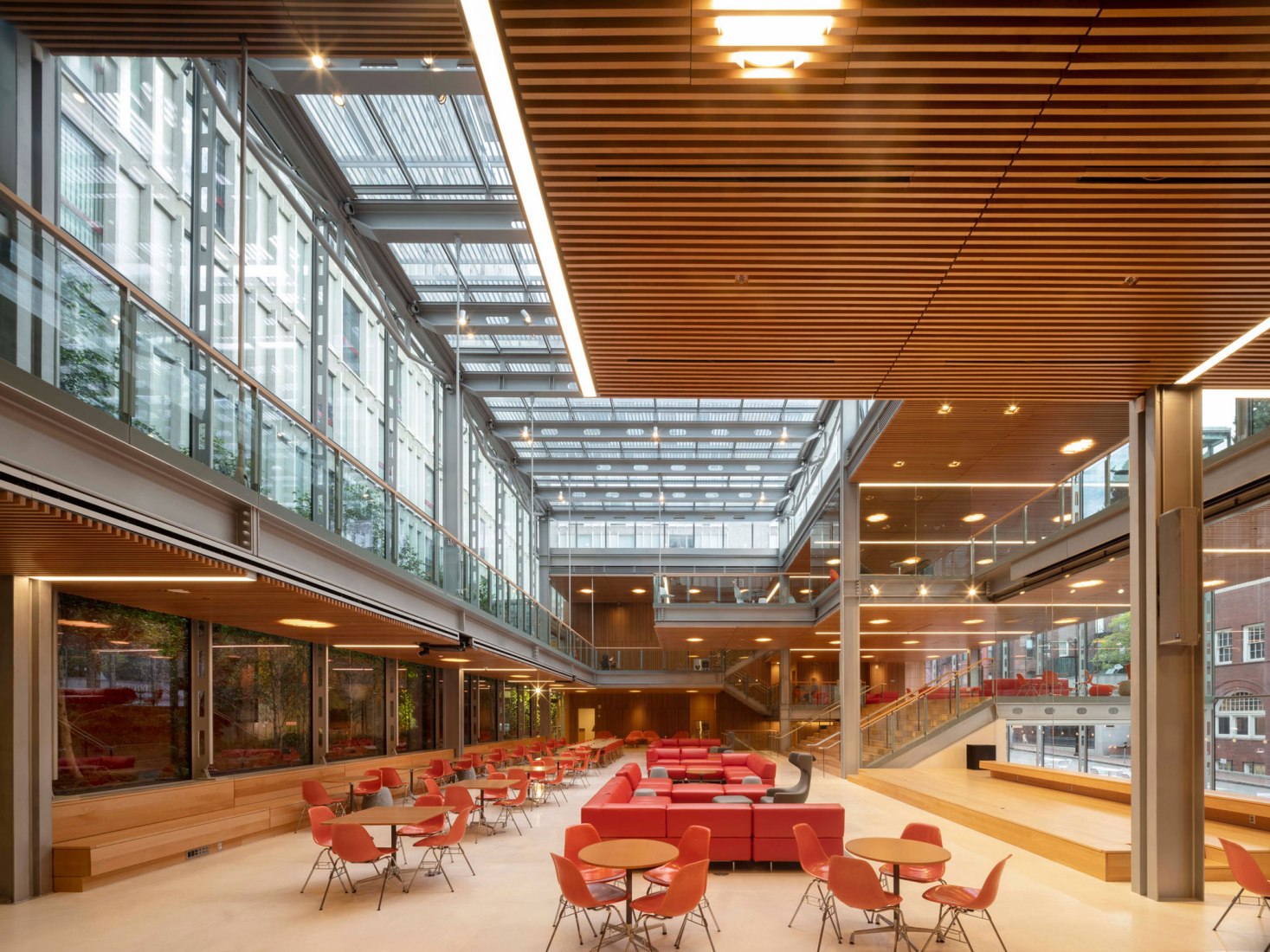 Universidad de Harvard: Richard A. y Susan F. Smith Campus Center por ...