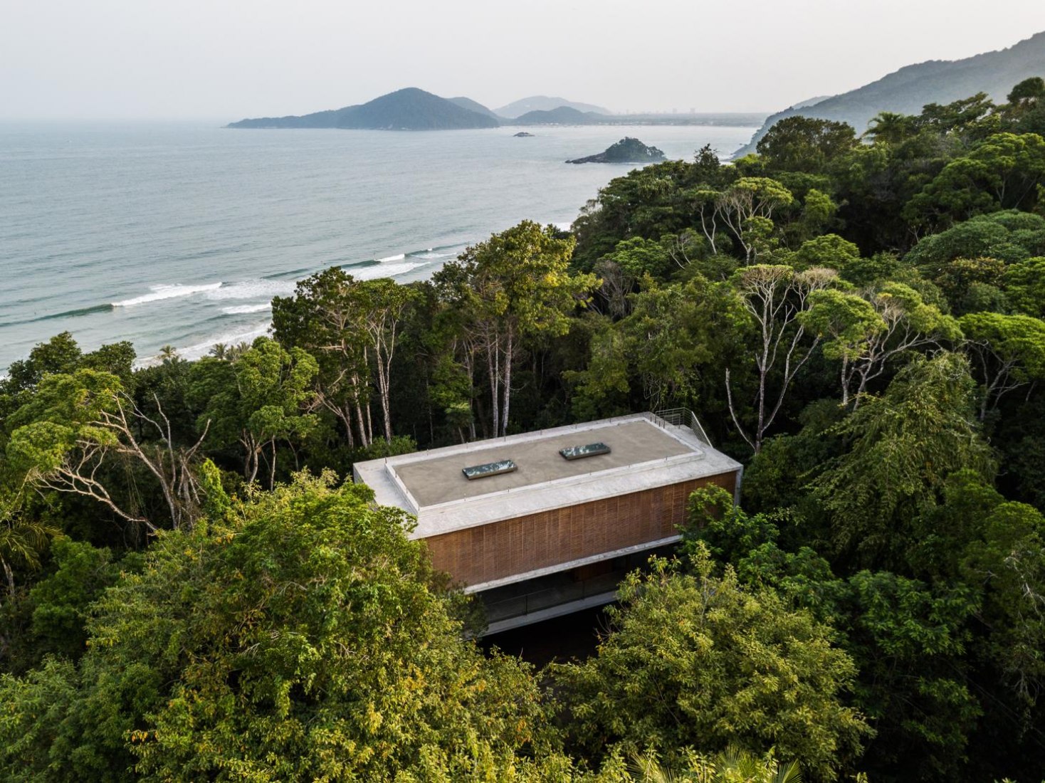 A home in the Atlantic Forest. Casa Azul by Studio MK27 | The Strength ...