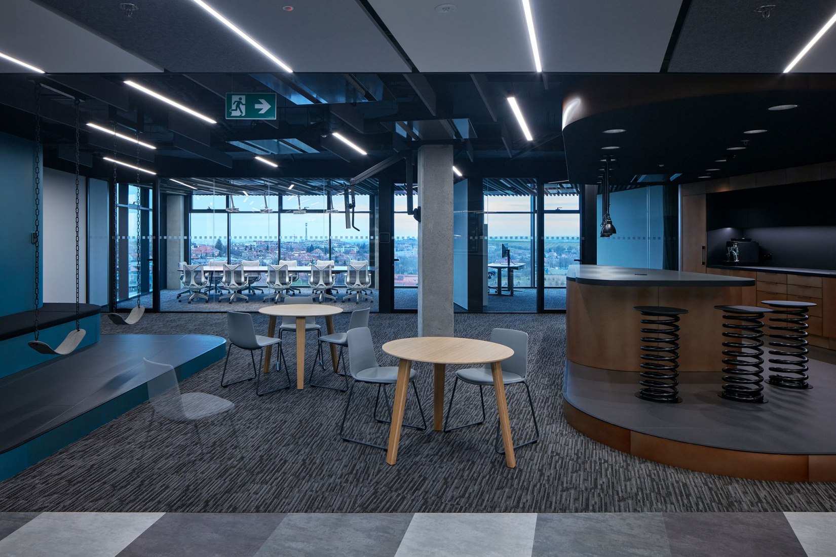 Oficinas como una máquina dirigida por pilotos. Livesport Office por ...