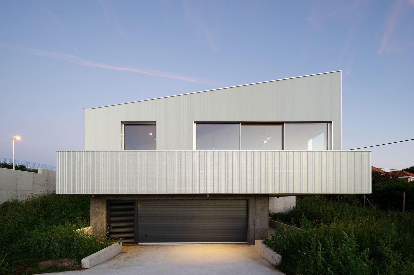Silver-colored fish. Sula house by Sukunfuku studio | The Strength of ...