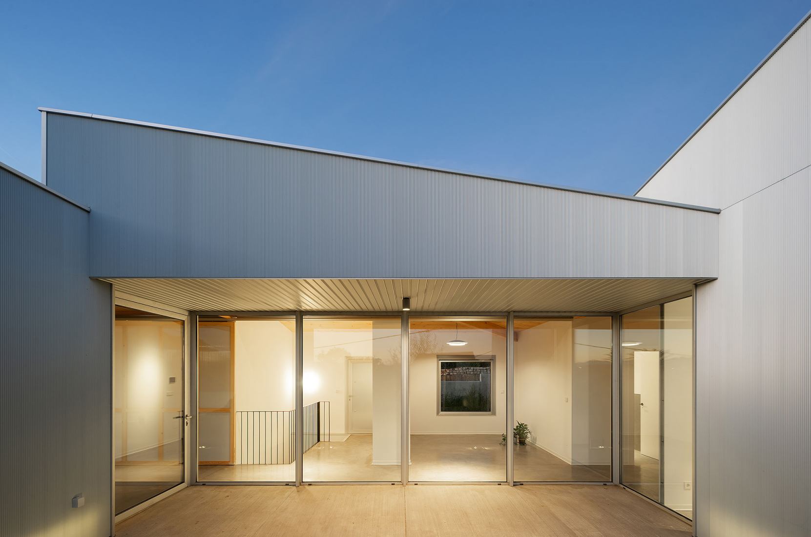 Pez de color plata. Casa Sula por Sukunfuku studio | Sobre Arquitectura ...