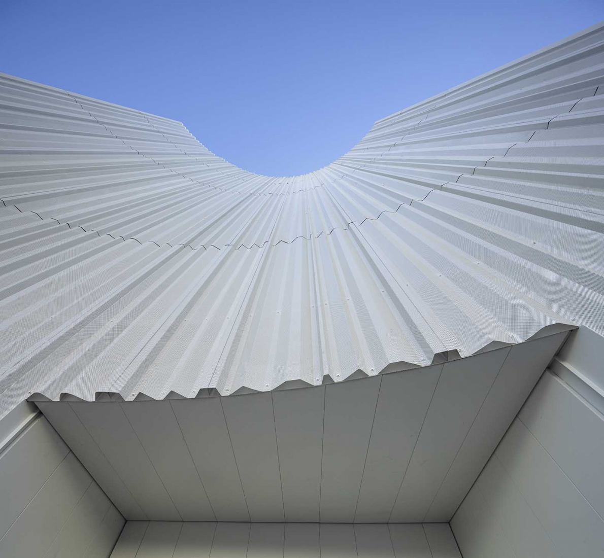 Wrapping fabrics. New Mayoral Logistics Center Warehouse by System ...