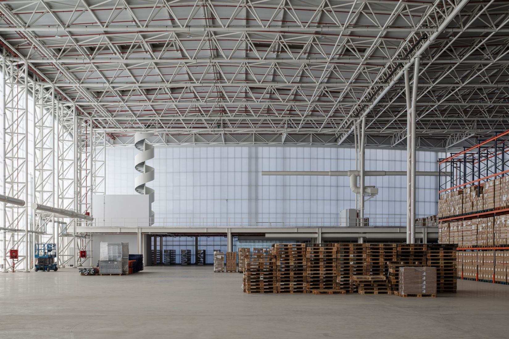 Wrapping fabrics. New Mayoral Logistics Center Warehouse by System ...
