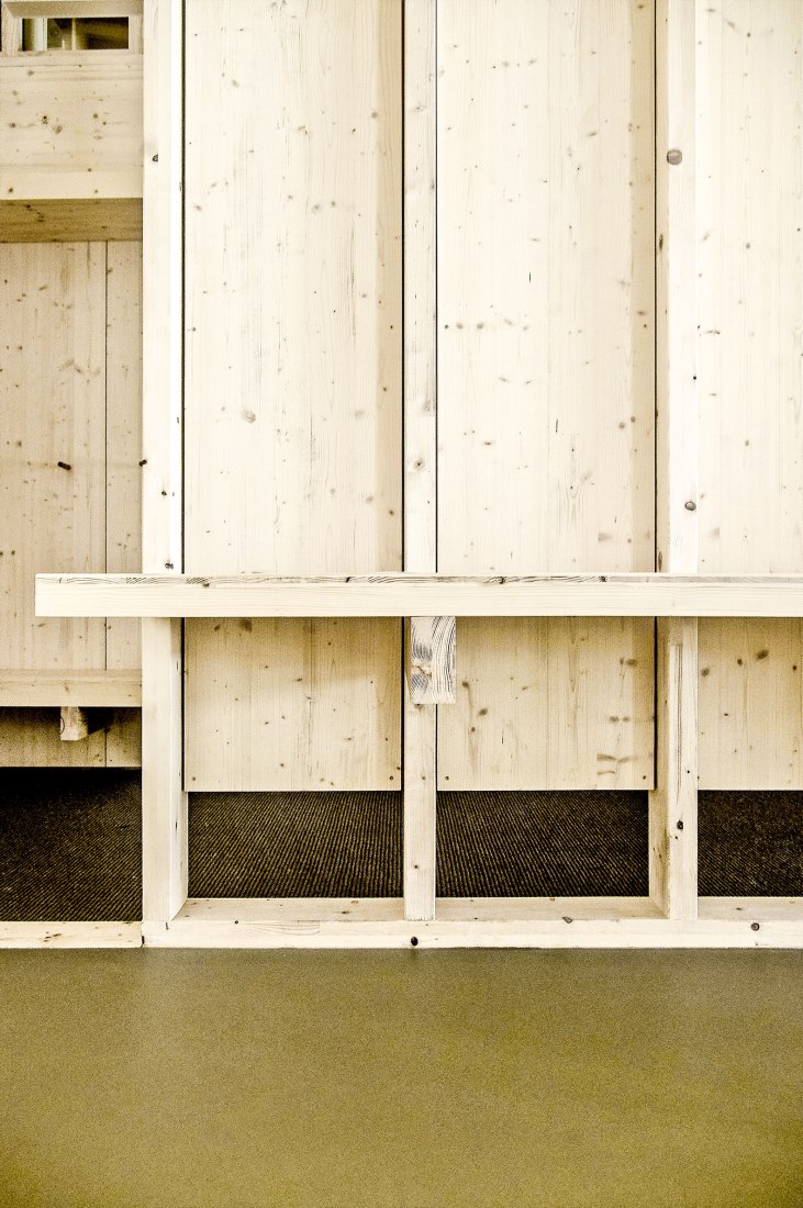 Playing around the central pillar. School in Orsonnens by TED'A ...