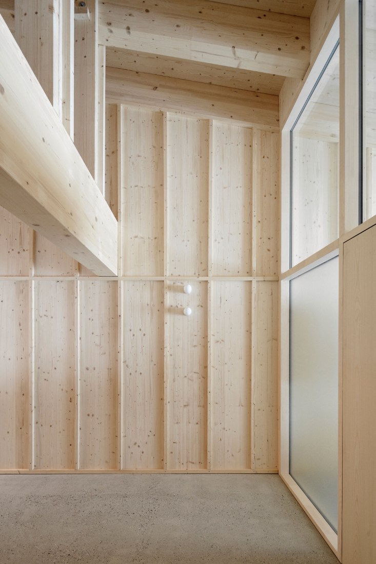 Playing around the central pillar. School in Orsonnens by TED'A ...