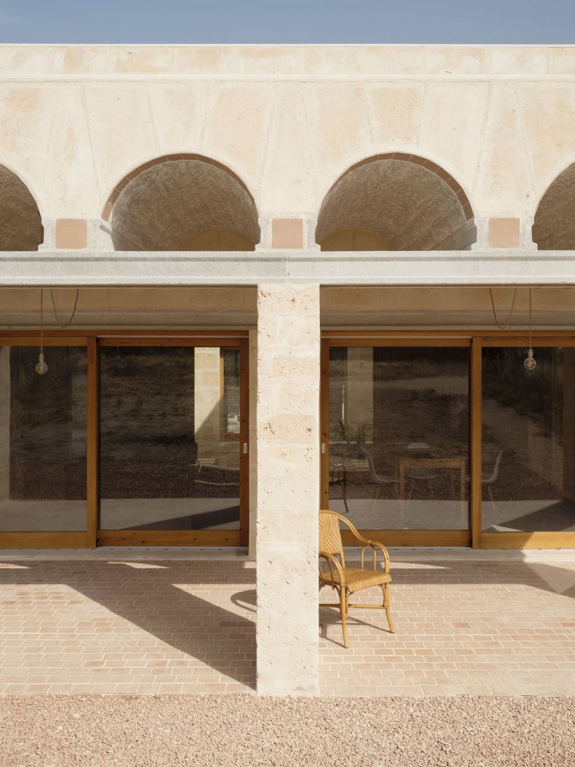 Materiales autóctonos alrededor de un patio central. Casa de Catalina y ...
