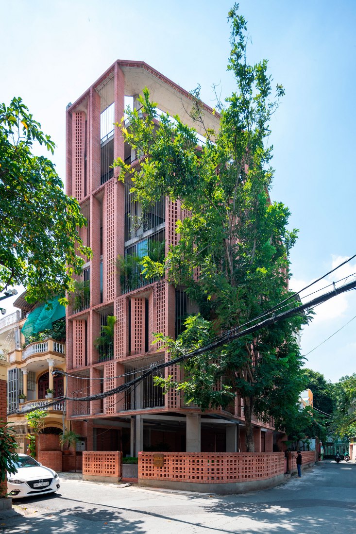 A light-filled office building thanks to the use of brick. Premier ...
