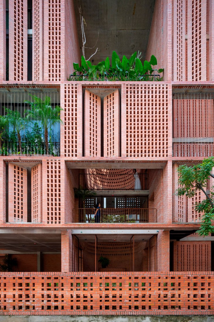 A light-filled office building thanks to the use of brick. Premier ...