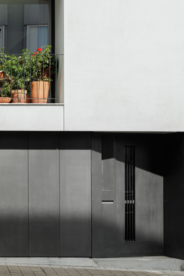 Una escalera como unidad en forma de origami. Casa Vertical por Tsou ...