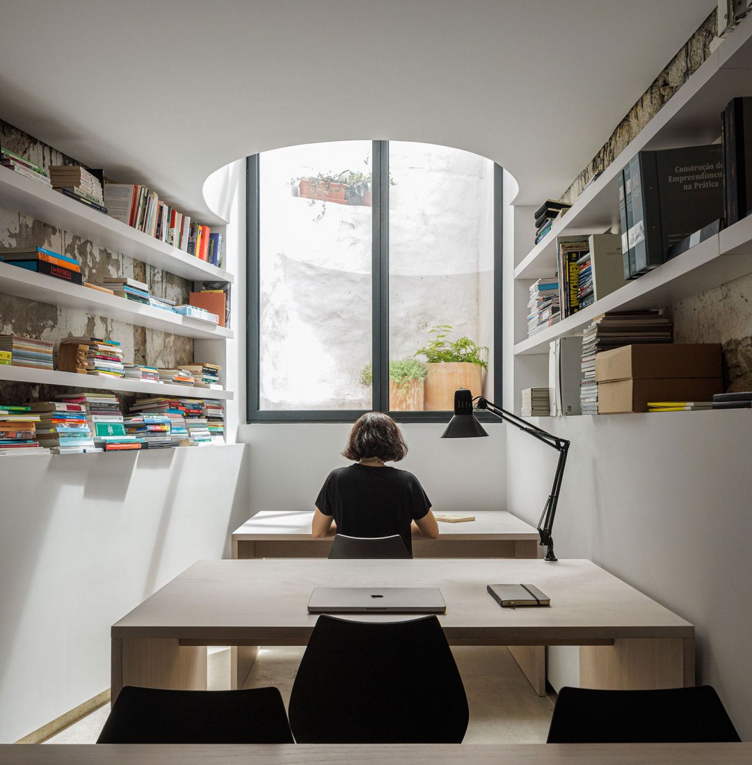 Una escalera como unidad en forma de origami. Casa Vertical por Tsou ...