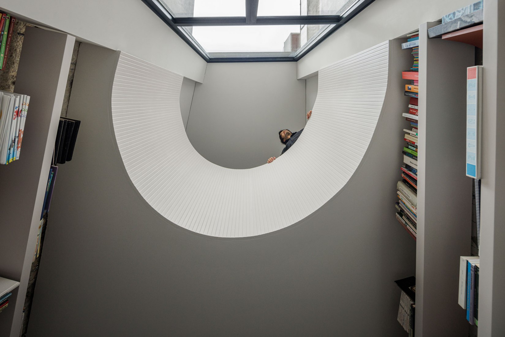 Una escalera como unidad en forma de origami. Casa Vertical por Tsou ...