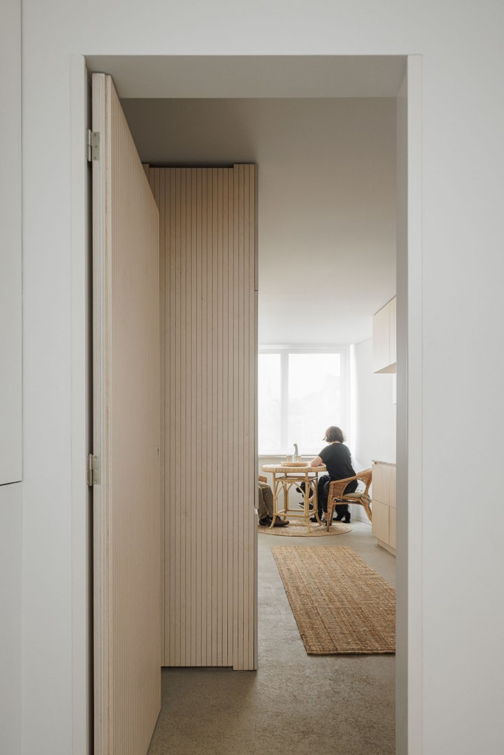Una escalera como unidad en forma de origami. Casa Vertical por Tsou ...