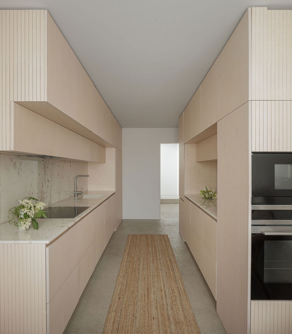 Una escalera como unidad en forma de origami. Casa Vertical por Tsou ...