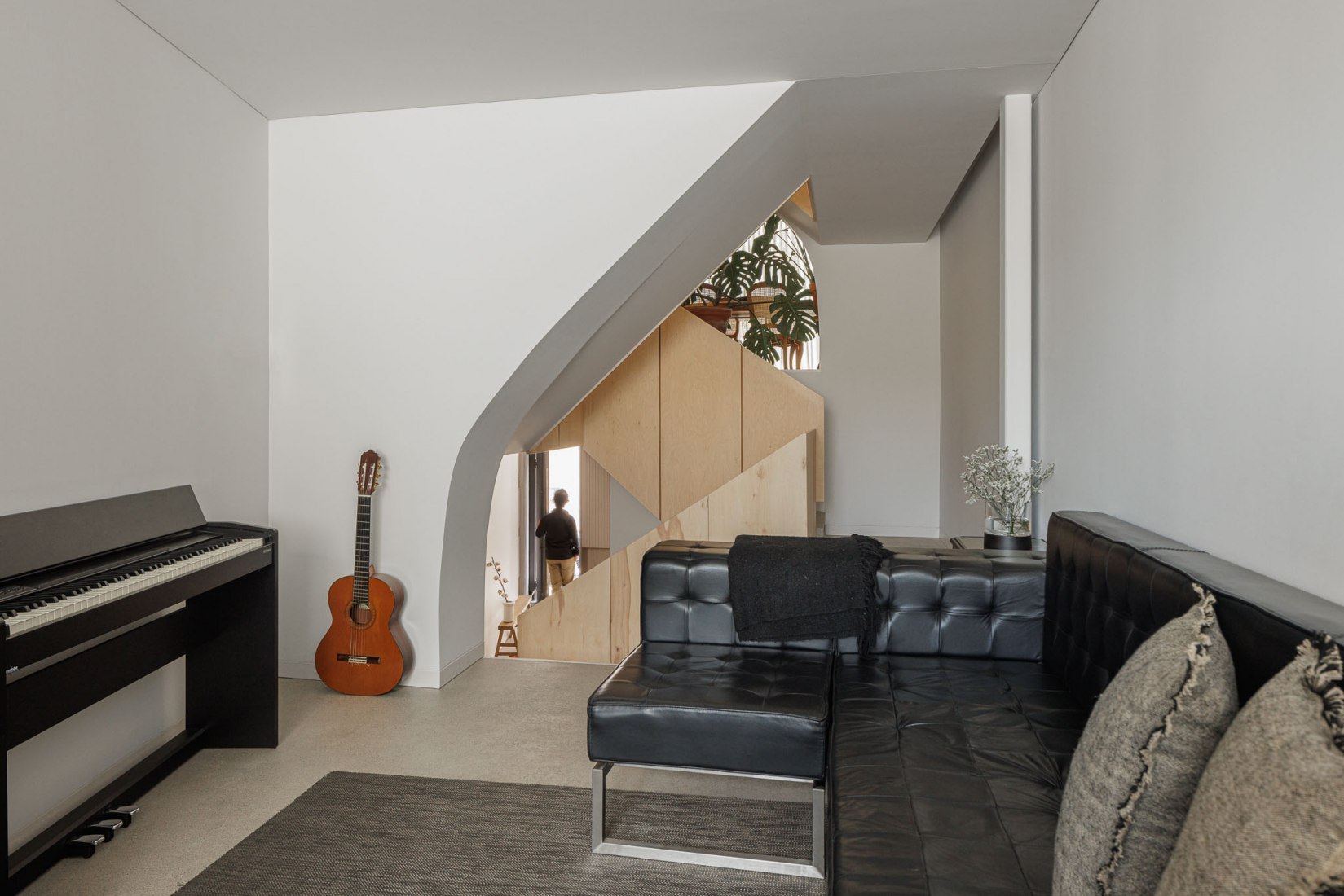 Una escalera como unidad en forma de origami. Casa Vertical por Tsou ...
