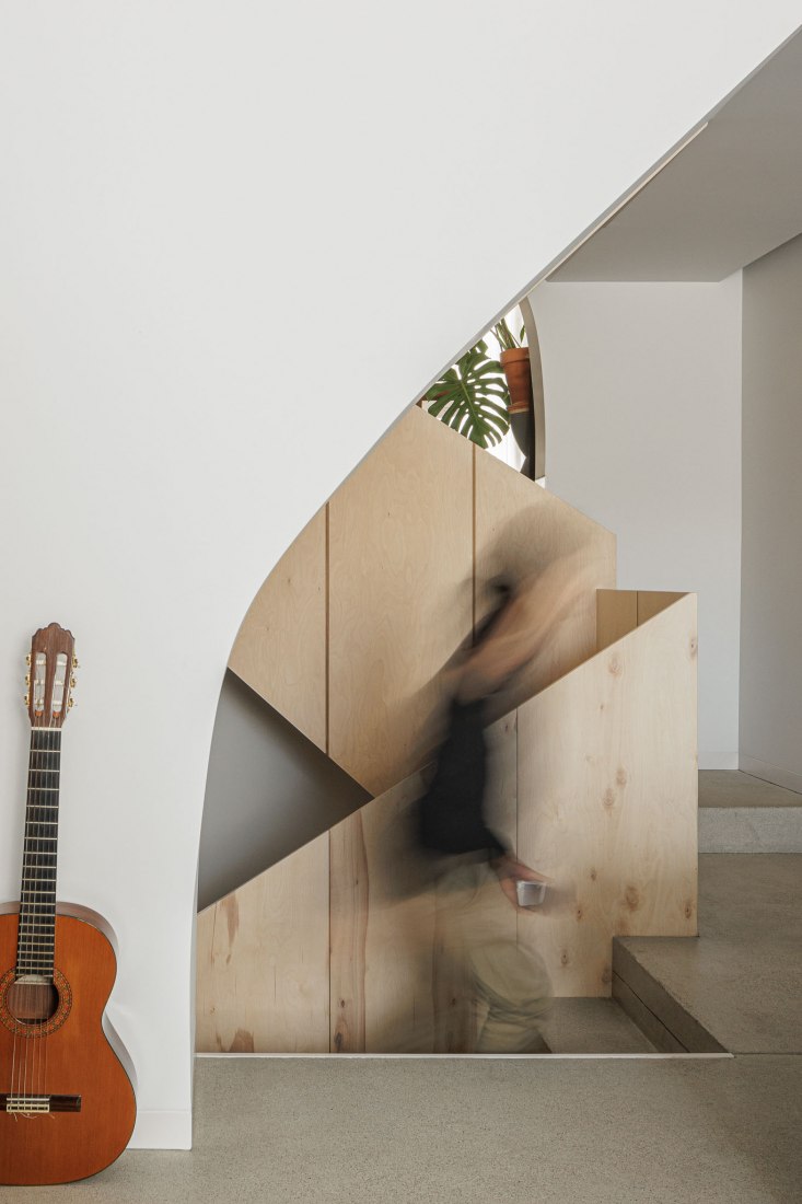 Una escalera como unidad en forma de origami. Casa Vertical por Tsou ...