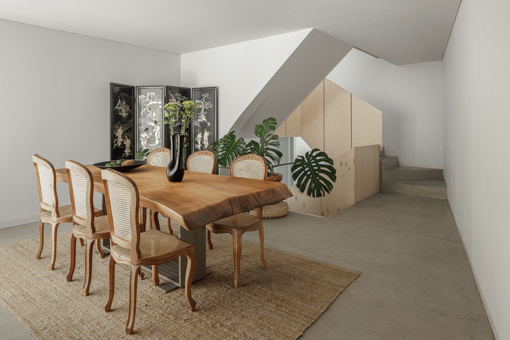 Una escalera como unidad en forma de origami. Casa Vertical por Tsou ...