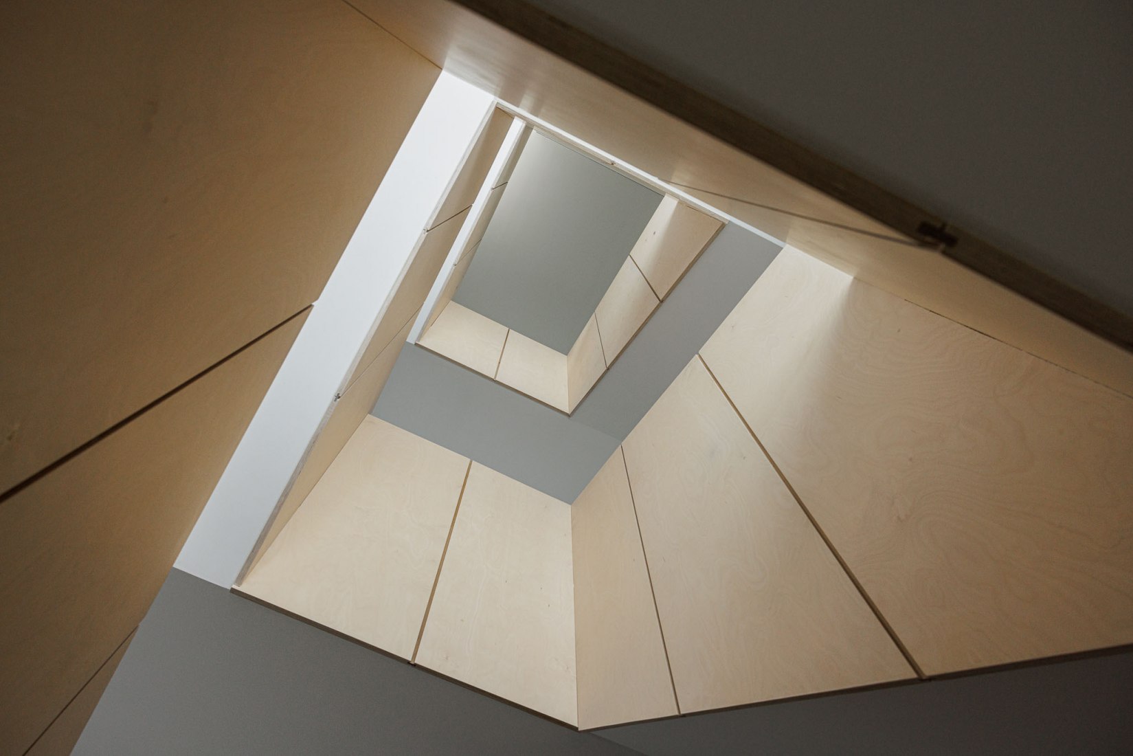 Una escalera como unidad en forma de origami. Casa Vertical por Tsou ...