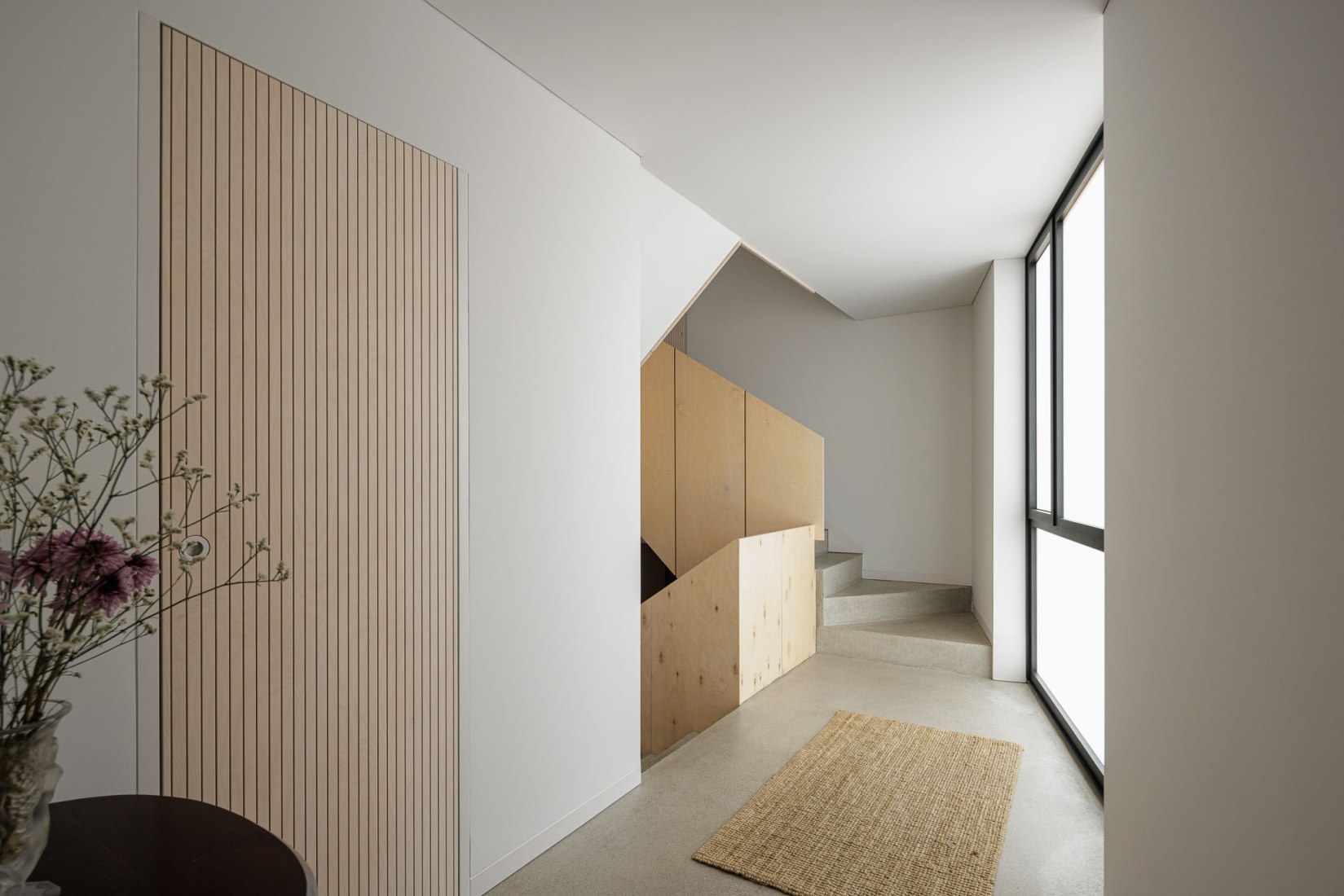 Una escalera como unidad en forma de origami. Casa Vertical por Tsou ...