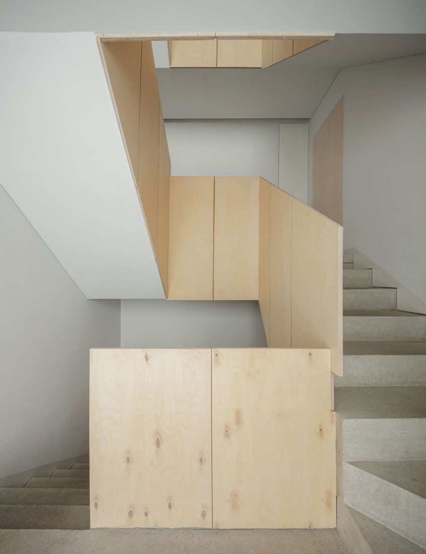 Una escalera como unidad en forma de origami. Casa Vertical por Tsou ...