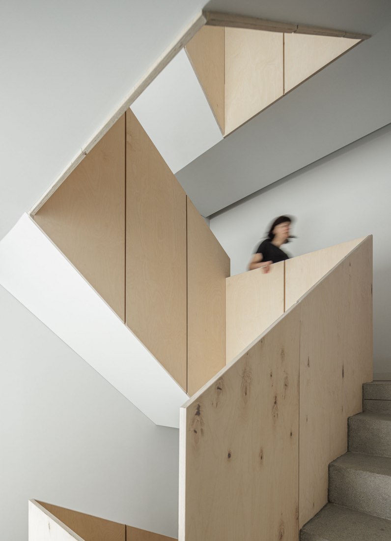 Una escalera como unidad en forma de origami. Casa Vertical por Tsou ...