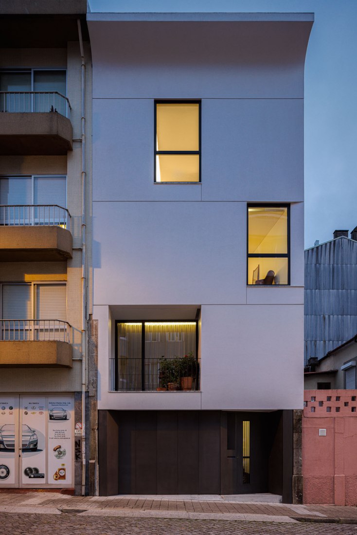 A staircase as a unit origami shaped. "Casa Vertical" by Tsou ...