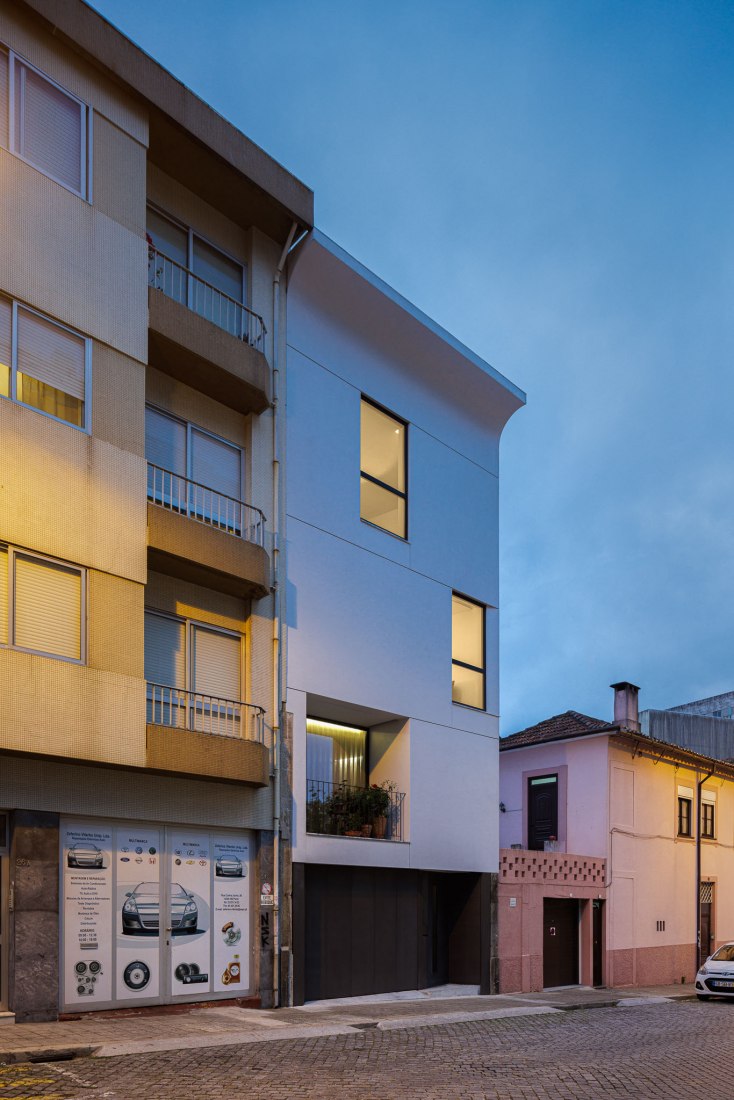 A staircase as a unit origami shaped. "Casa Vertical" by Tsou ...