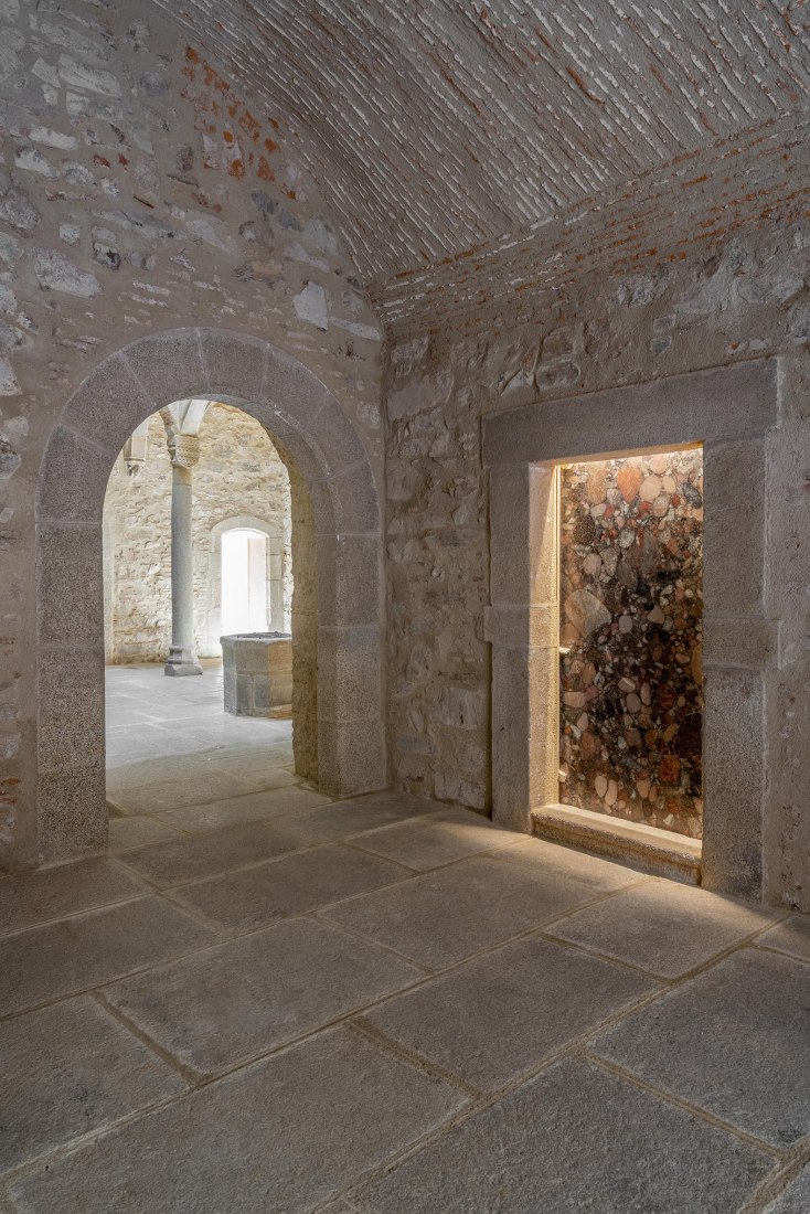 The geniality of reinhabiting. Paredes Saavedra Palace House. Atrium II ...