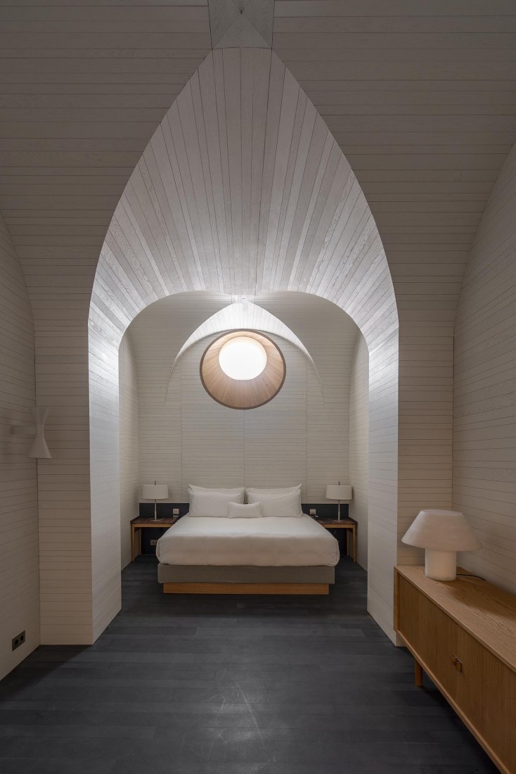 The geniality of reinhabiting. Paredes Saavedra Palace House. Atrium II ...