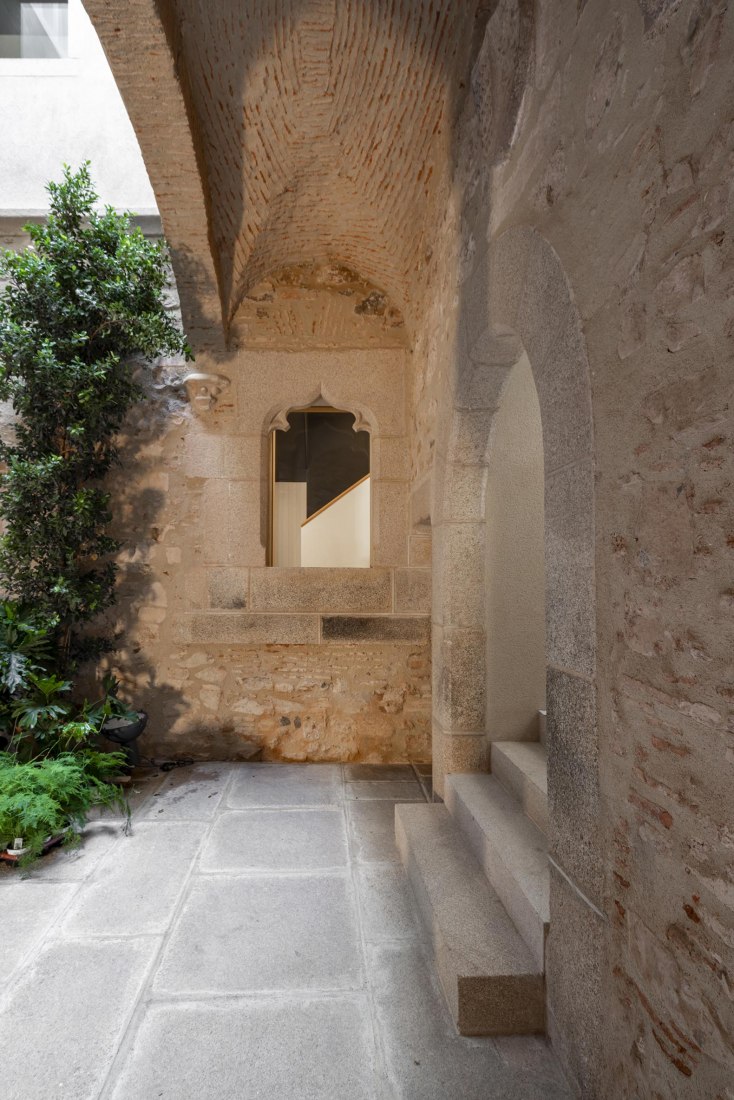 The geniality of reinhabiting. Paredes Saavedra Palace House. Atrium II ...