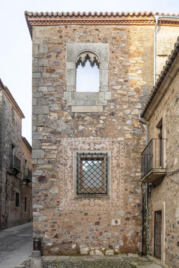 The geniality of reinhabiting. Paredes Saavedra Palace House. Atrium II ...