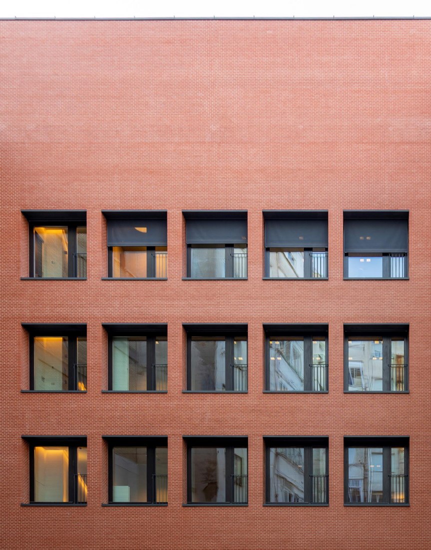 Riqueza espacial, expresión minimalista. Oficinas de Arquia Bank en ...