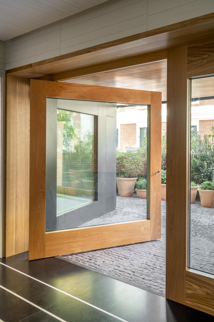 Spatial richness, minimalist expression. Arquia Bank Offices, in Madrid ...