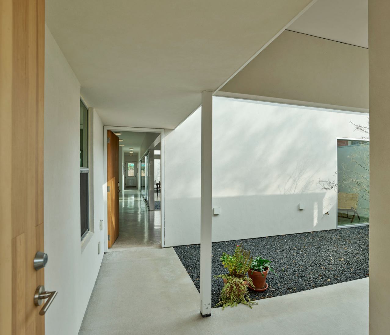 Natural light and transparencies. Susan's House by Mary English and ...