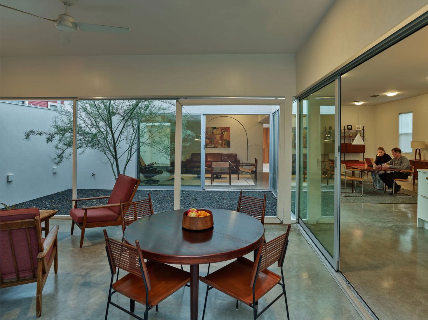 Natural light and transparencies. Susan's House by Mary English and ...