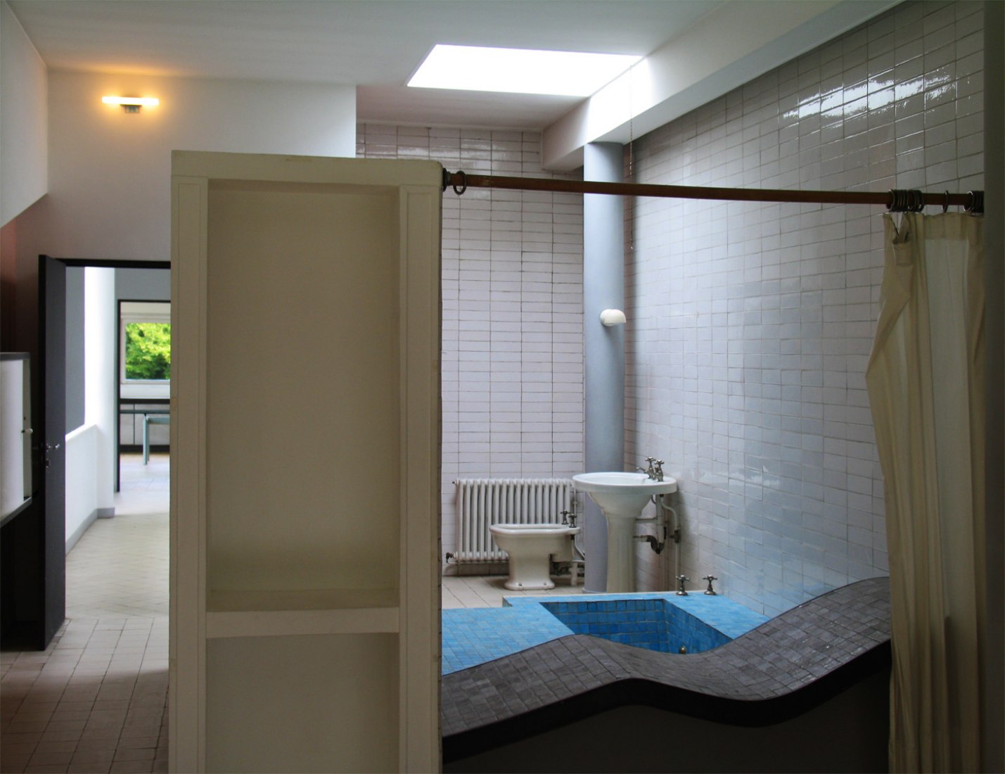 Villa Savoye, Le Corbusier's machine of inhabit | The Strength of ...