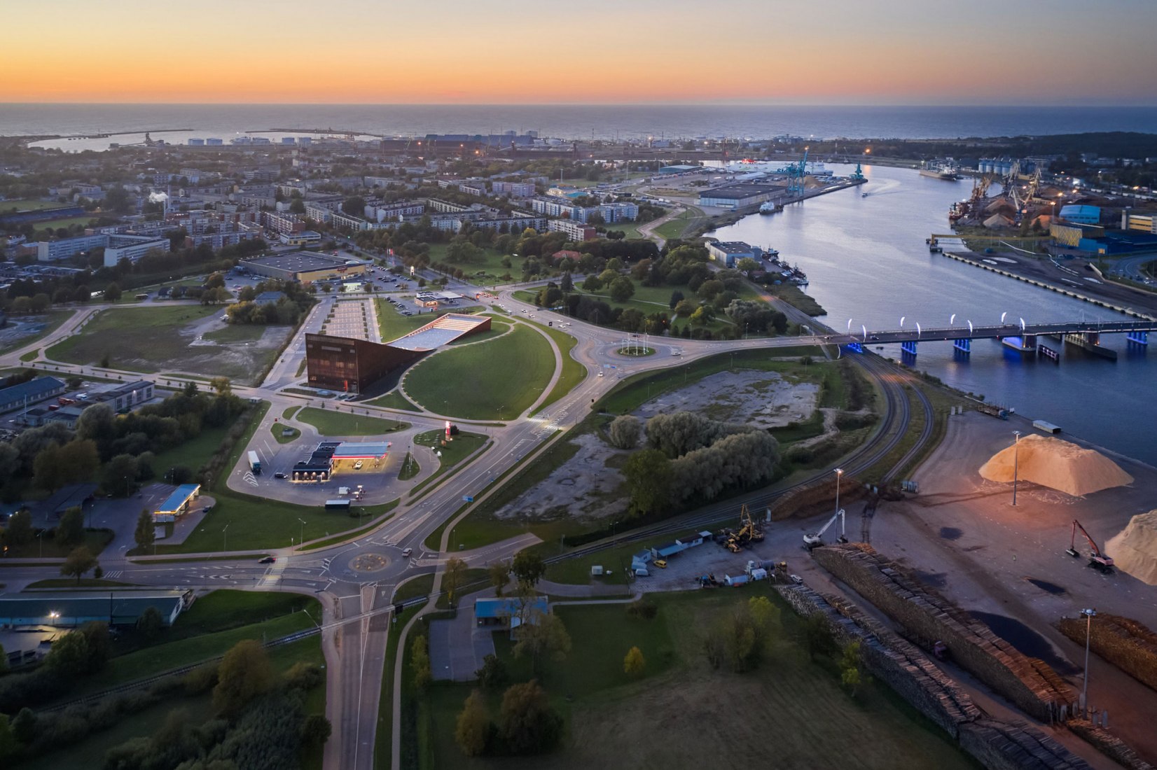 Dialogue on the hill. Science and Innovation Center VIZIUM by Audrius ...