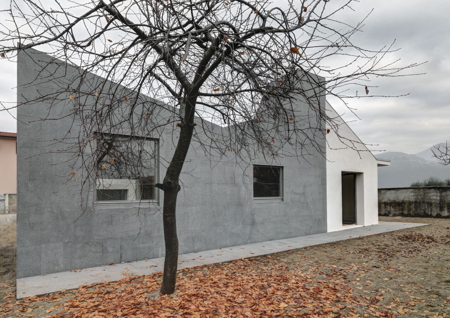 Wiggly House by ifdesign. A single family home open to light | The ...