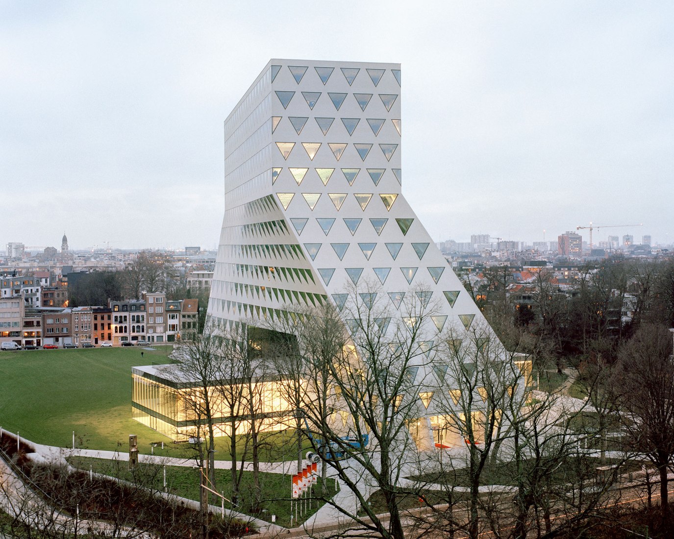 Sculptural and kinetic. Headquarters of the Province of Antwerp by ...