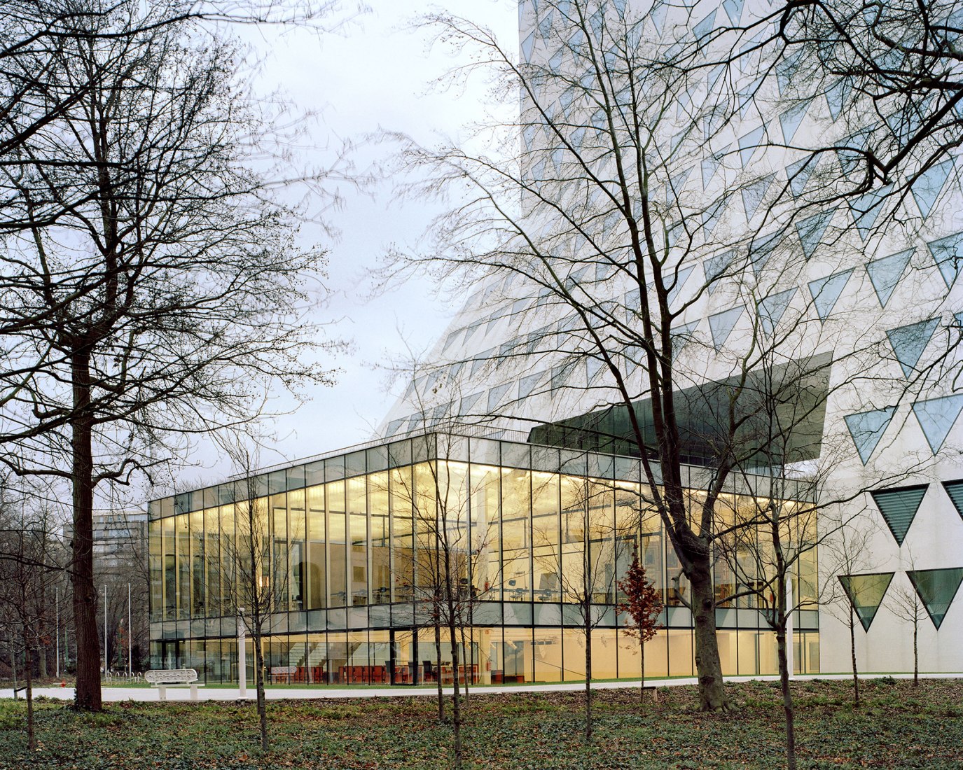 Sculptural and kinetic. Headquarters of the Province of Antwerp by ...