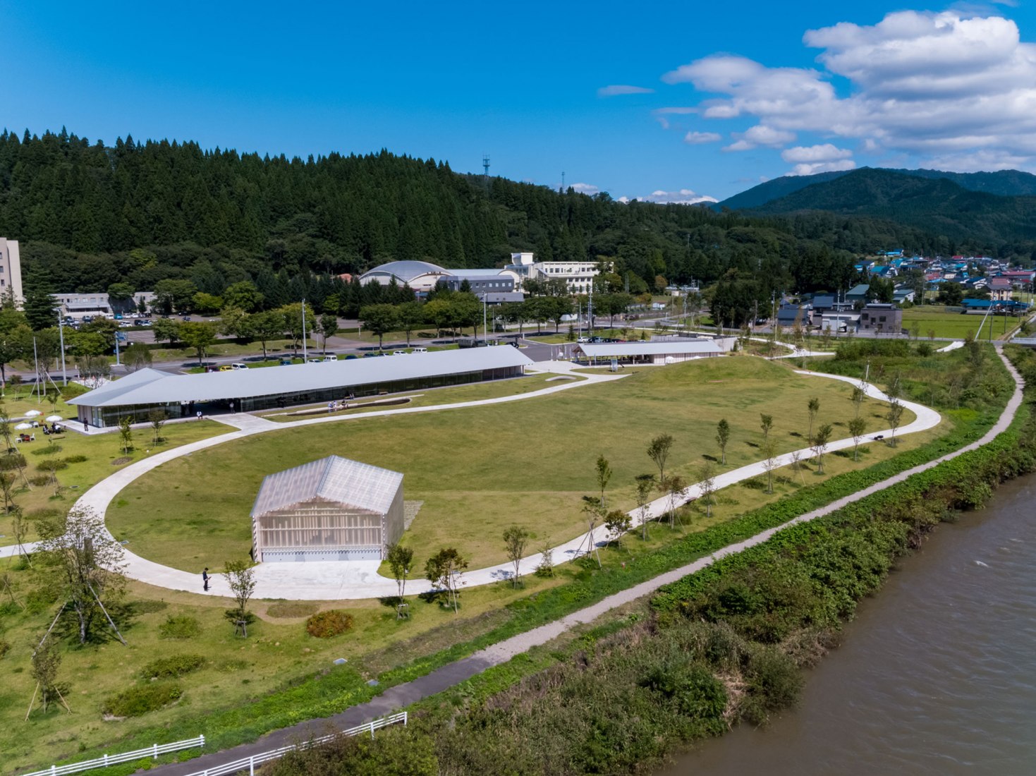 A dynamic tradition. Yunoeki Oyu Community Center by Kengo Kuma and ...