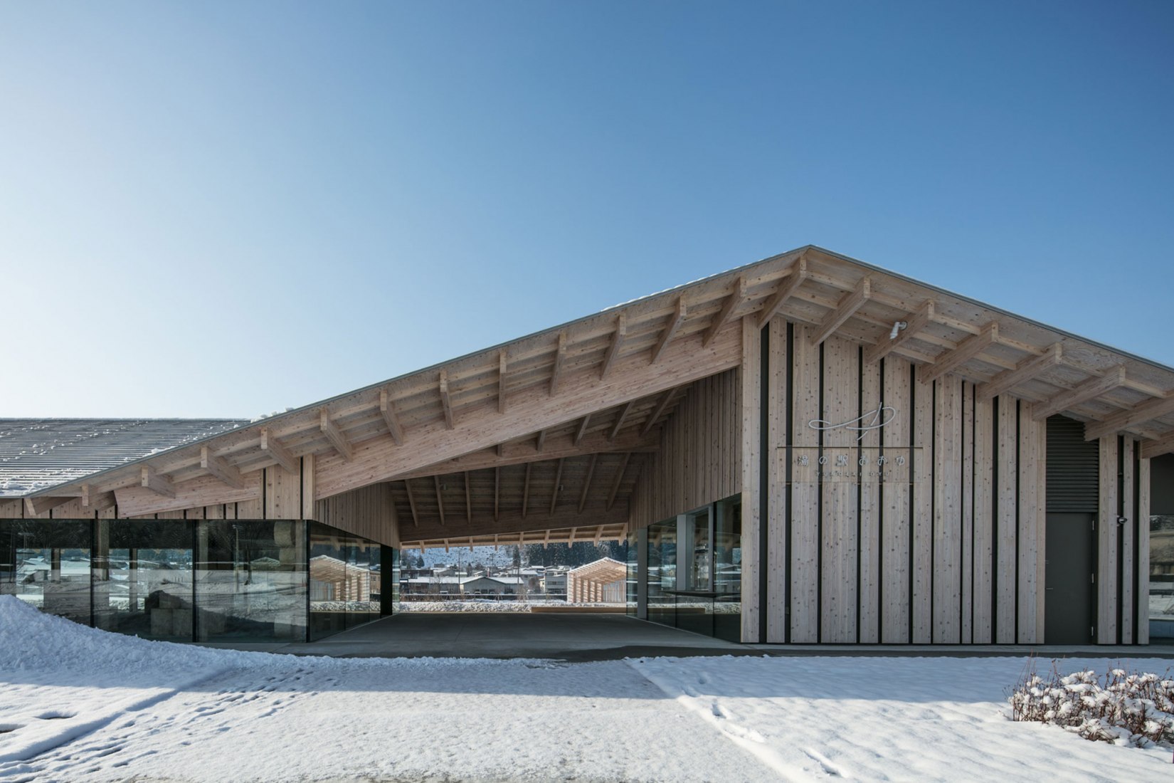 A dynamic tradition. Yunoeki Oyu Community Center by Kengo Kuma and ...