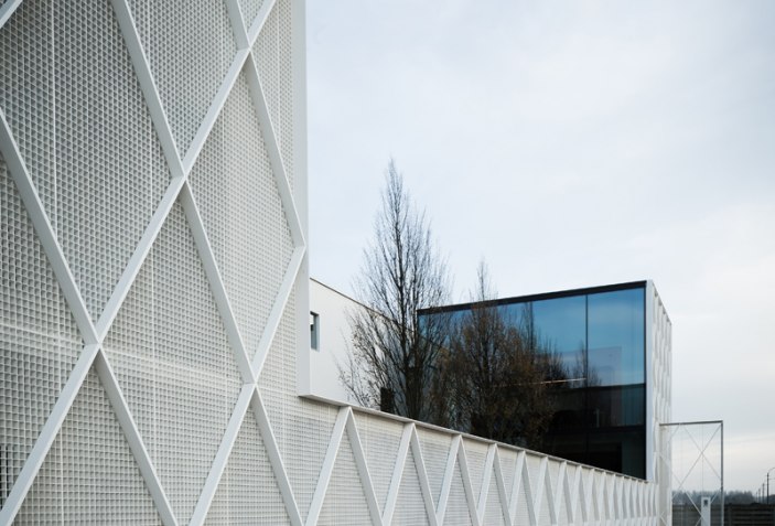 White steal on the outskirts of Gent, by CAAN Architecten | The ...