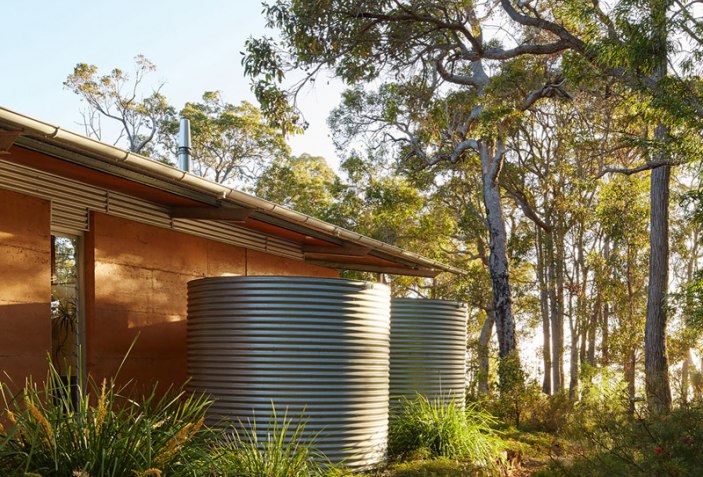 Among bush and trees. Bush House by Archterra Architects | The Strength ...