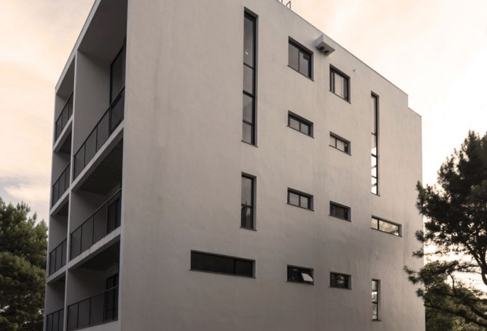 Framing the landscape. Quattro residential building by Luciano Lerner ...