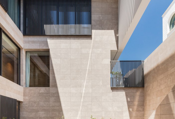 Architecture to protect of harsh desert sun. Mishref House by Studio ...