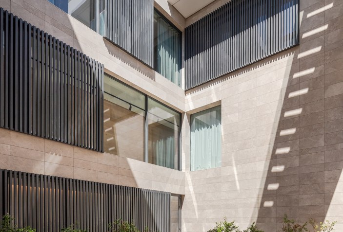 Architecture to protect of harsh desert sun. Mishref House by Studio ...