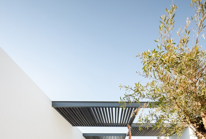 Architecture to protect of harsh desert sun. Mishref House by Studio ...